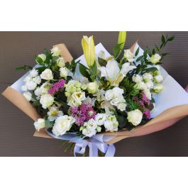 Buchet elegant cu crini trandafiri si lisianthus